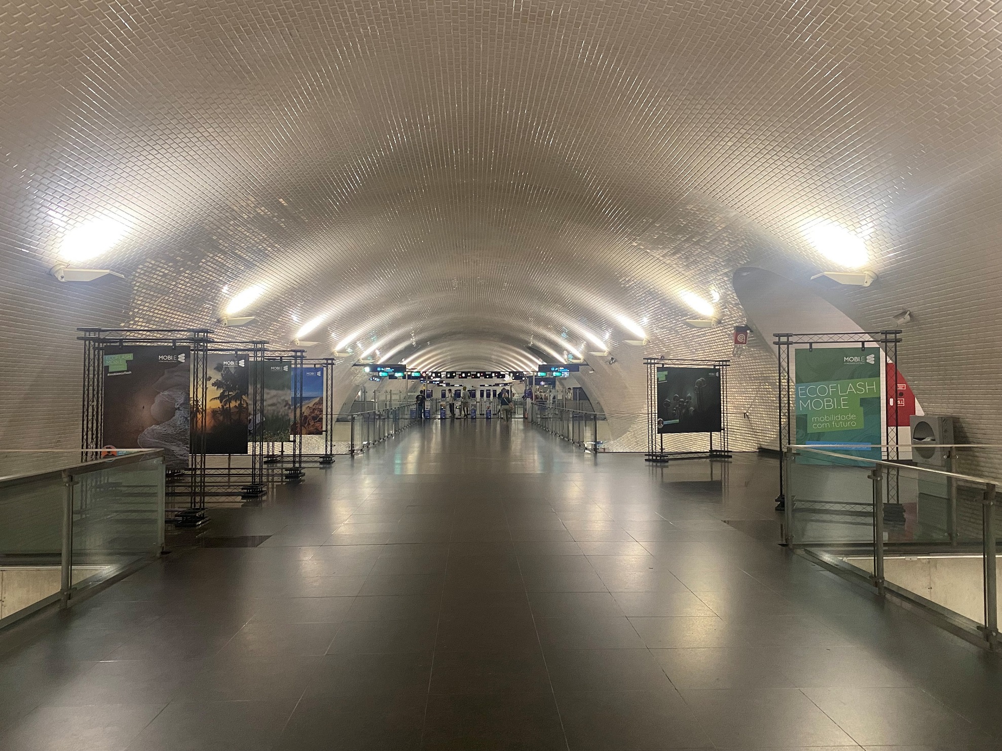 Já pode ver a exposição fotográfica ECO.Flash da MOBI.E na estação ...